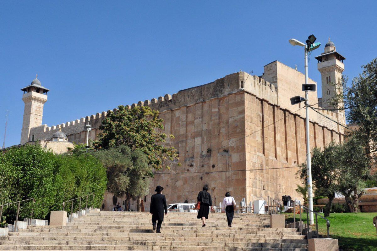 THE TRUTH ABOUT HEBRON - Rabbi Pini Dunner